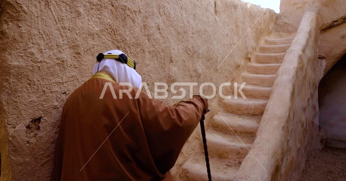 Photography from the back of an elderly Saudi Arabian Gulf man wearing ...