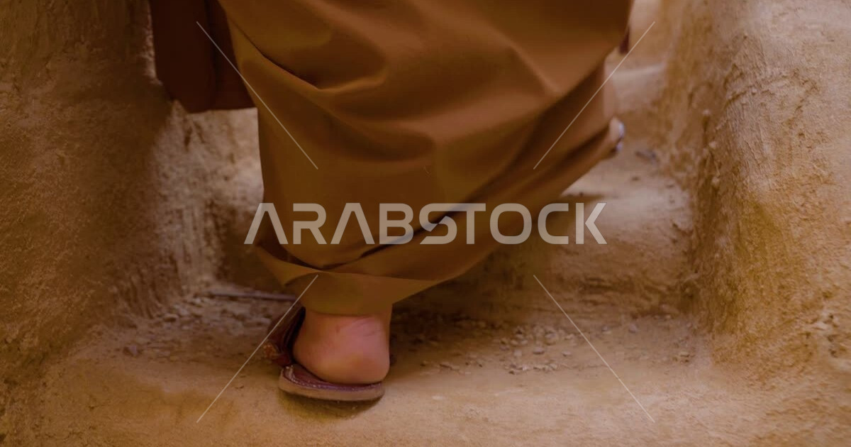 Photography from the back of an elderly Saudi Arabian Gulf man wearing ...