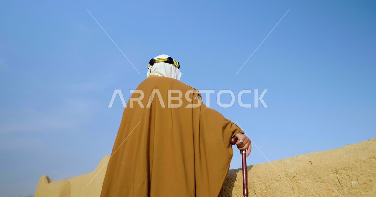 Photography from the back of an elderly Saudi Arabian Gulf man wearing ...