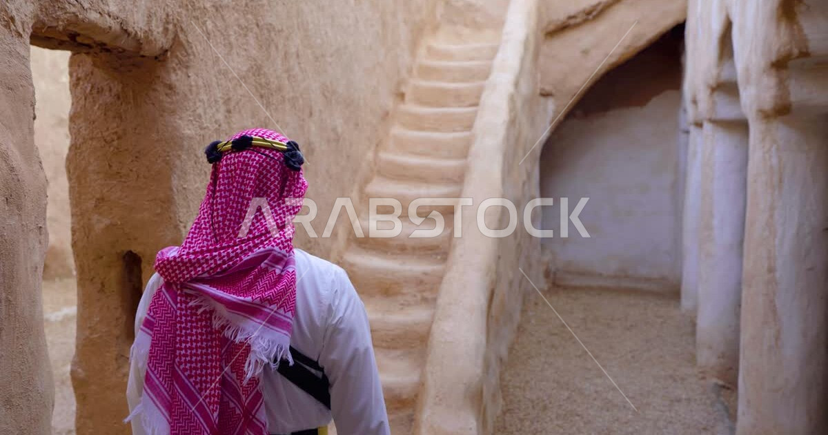 Photography from the back of a Saudi Arabian Gulf man wearing the ...
