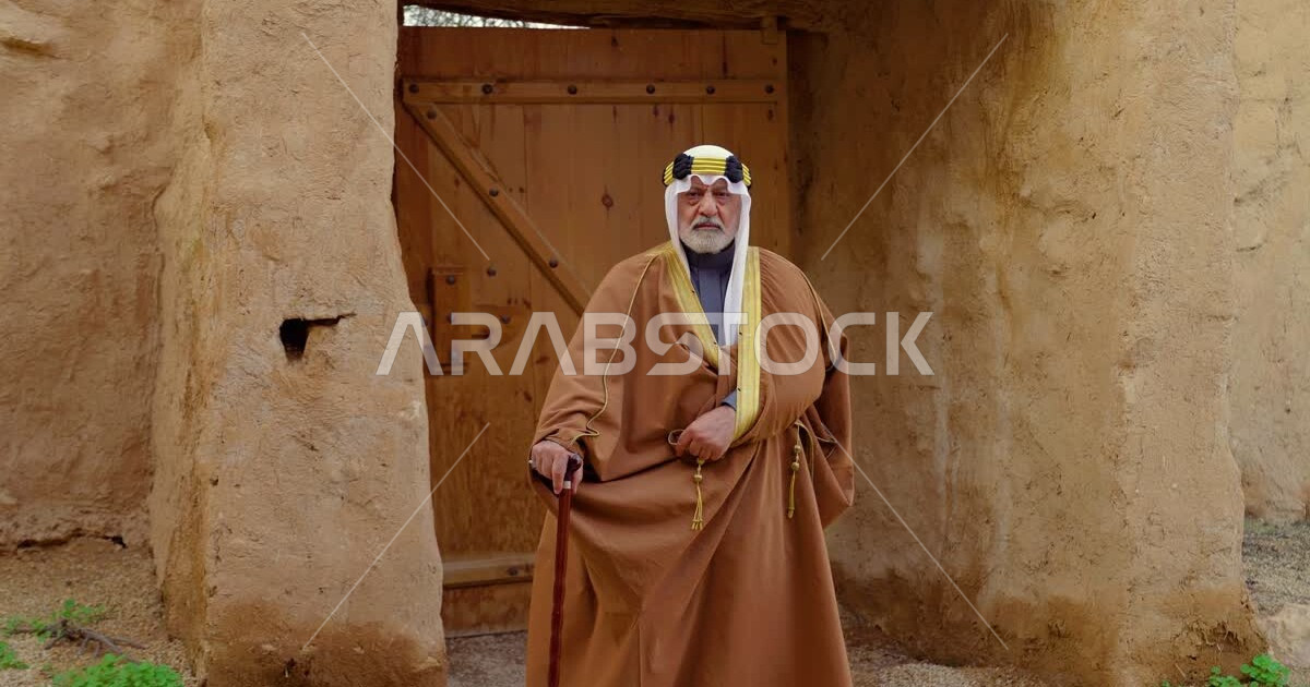 An elderly Arab Saudi Gulf man wearing the traditional Saudi folk ...