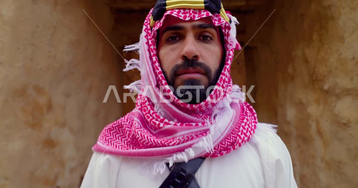 A Saudi Arabian Gulf man wearing the traditional Saudi folk costume ...
