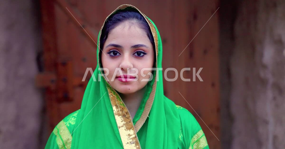 Close-up of a Saudi Arabian Gulf girl wearing the traditional Saudi ...