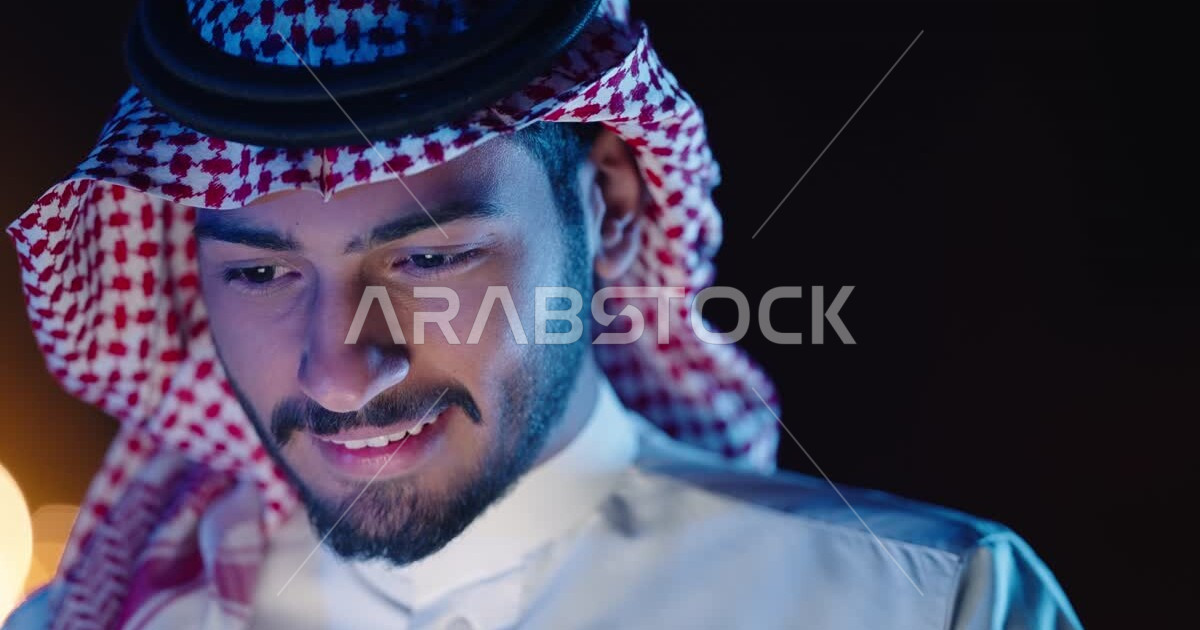Close-up of a Saudi Arabian Gulf man wearing traditional Saudi dress ...