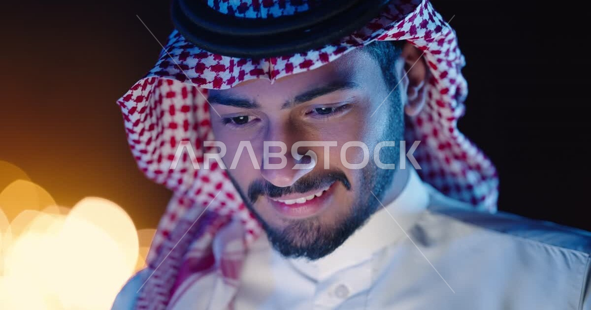 Close-up of a Saudi Arabian Gulf man wearing traditional Saudi dress ...