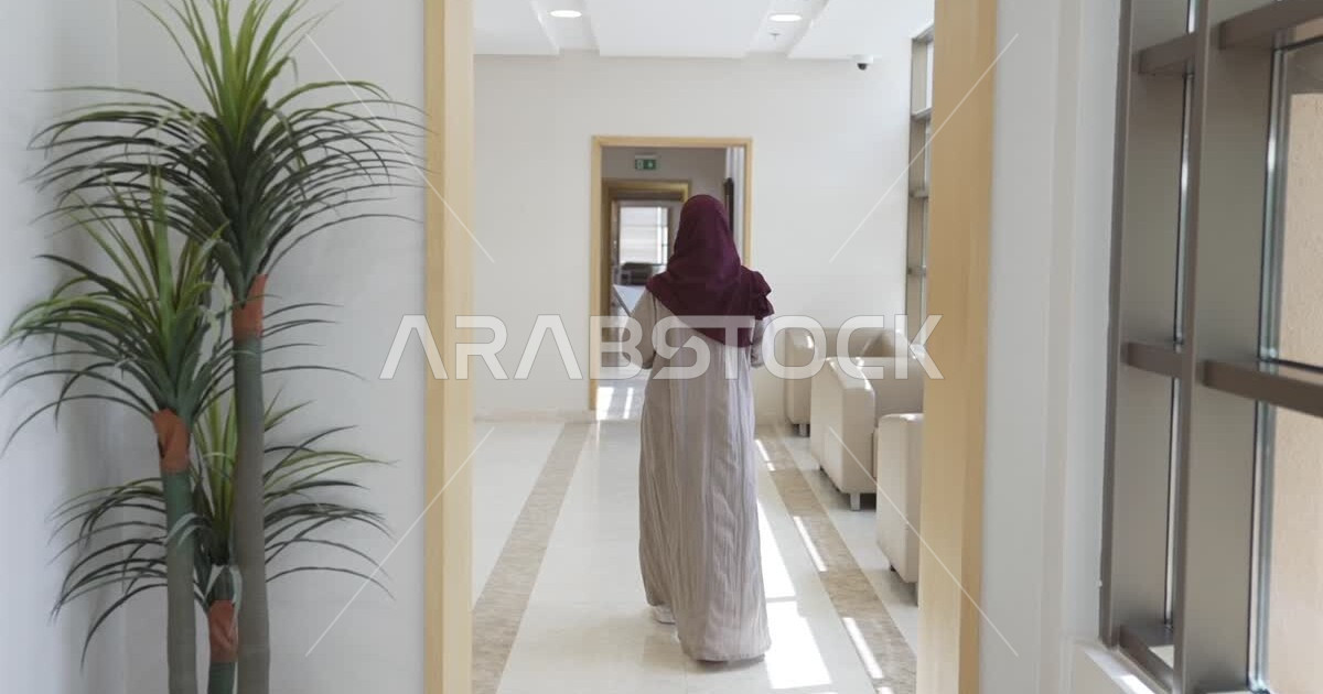 Photography from the back of a Saudi Arabian Gulf woman, touring the ...