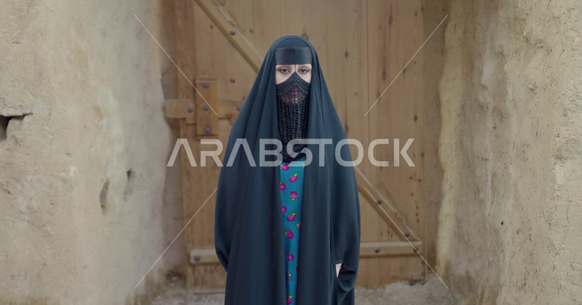 Close-up of a Saudi Arabian Gulf woman wearing the Saudi burqa ...