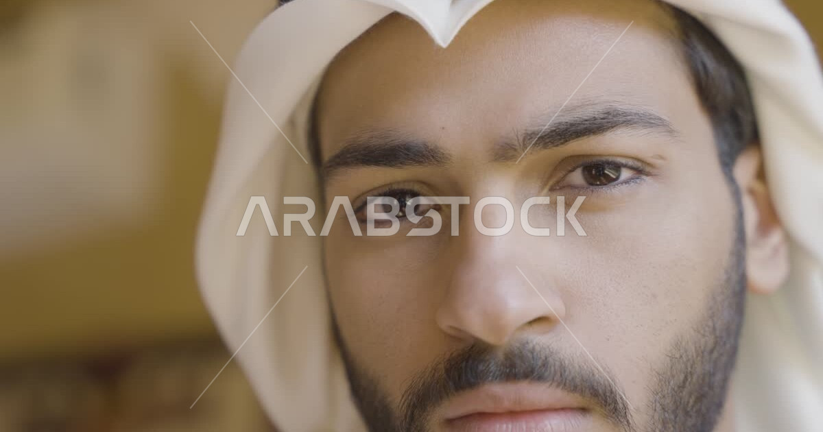 Close-up of a Saudi Arabian Gulf man wearing a ghutra and shemagh and ...