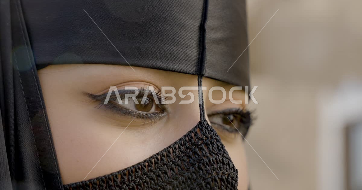 Close-up of a Saudi Arabian Gulf woman wearing the niqab, the Saudi ...