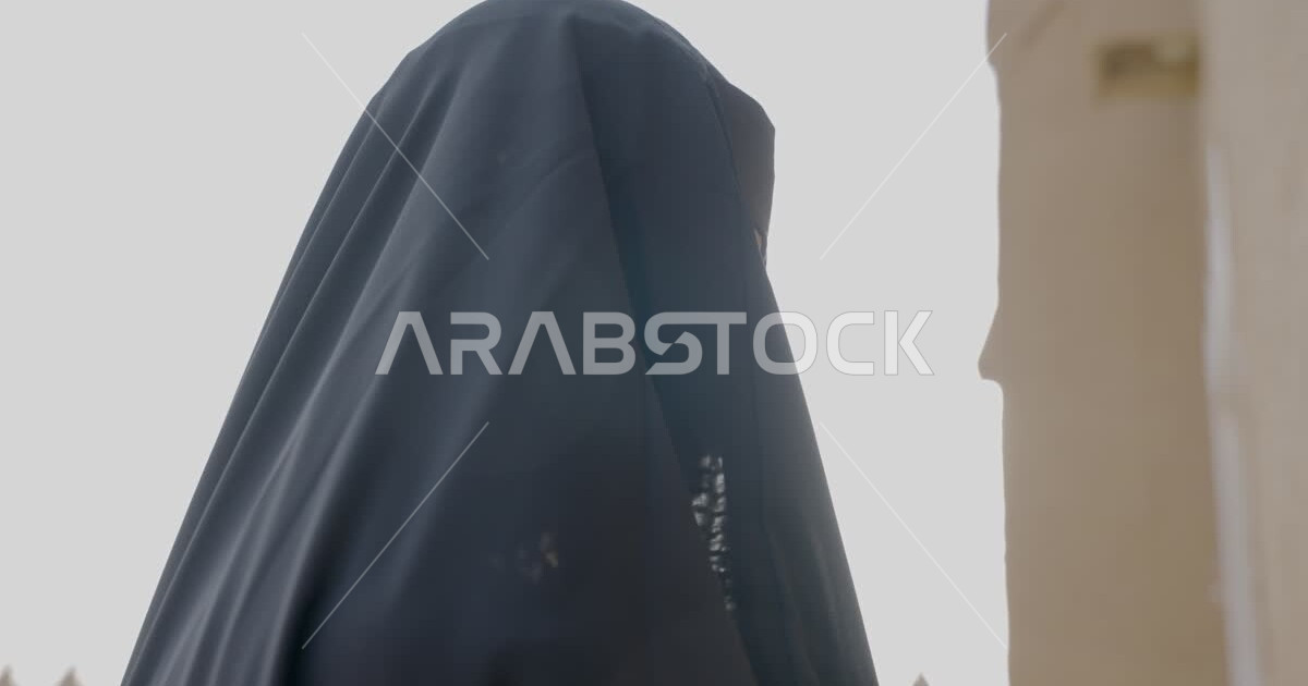 Close-up of a Saudi Arabian Gulf woman wearing the niqab, the Saudi ...
