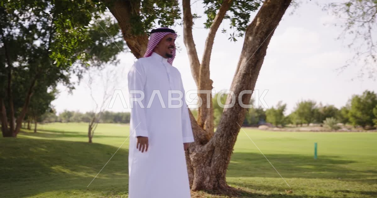 A Saudi Arabian Gulf man wearing traditional Saudi clothing in a public ...