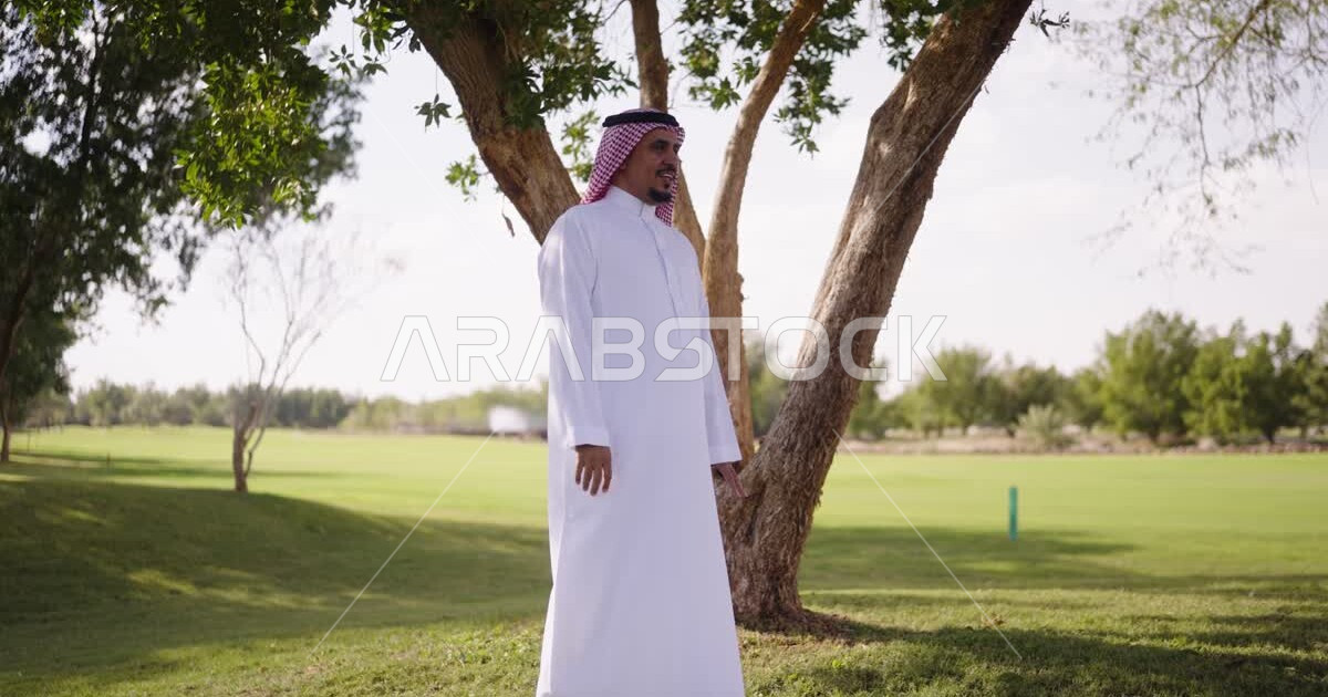 A Saudi Arabian Gulf man wearing traditional Saudi clothing in a public ...