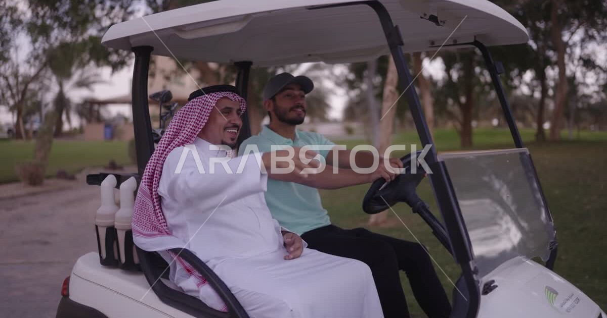 رجلان عربيان خليجيان سعوديان داخل سيارة كهربائية مختصة بنقل الركاب، لعبة الغولف ( الجولف ...