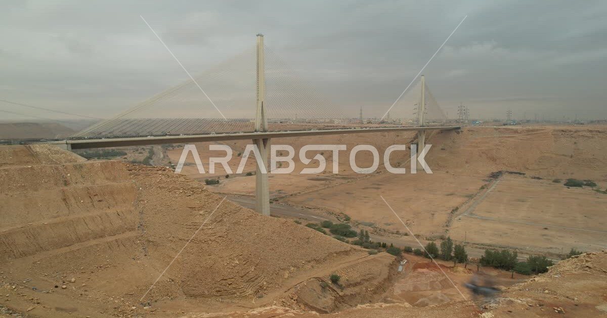تصوير درون للجسر المعلق في الرياض بالمملكة العربية السعودية، جسر وادي ...