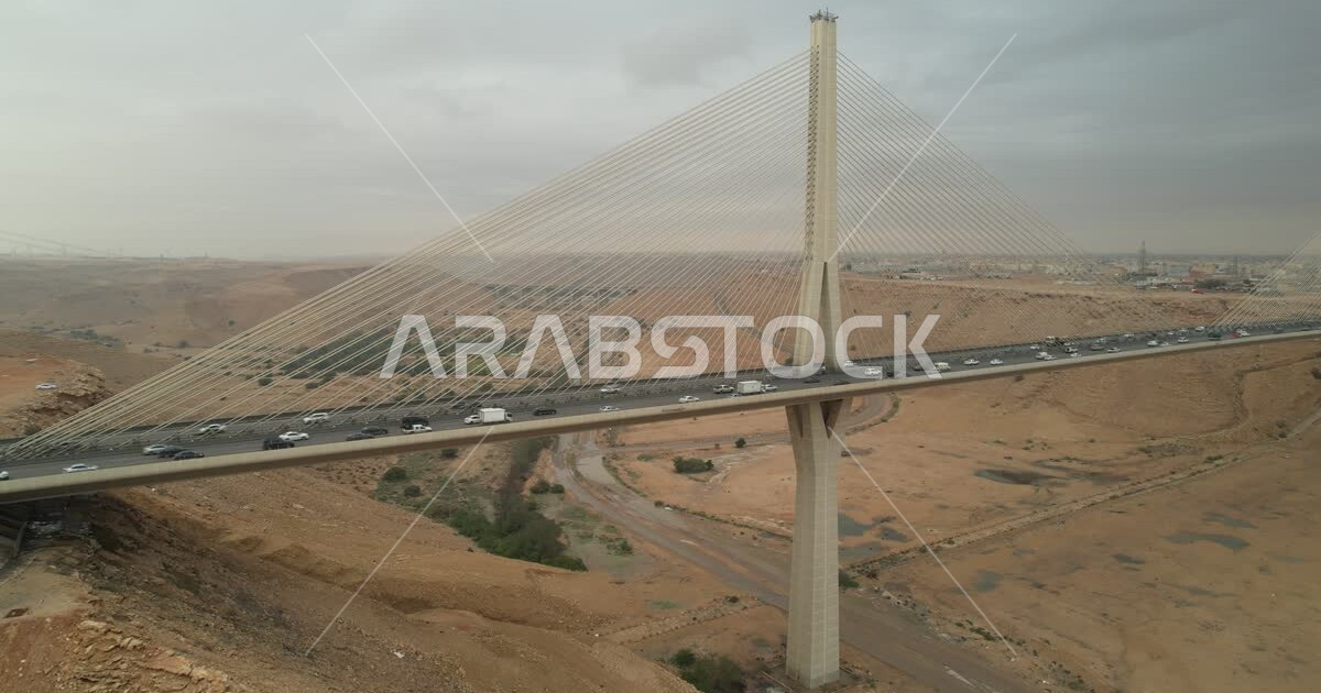 تصوير درون للجسر المعلق في الرياض بالمملكة العربية السعودية، جسر وادي ...