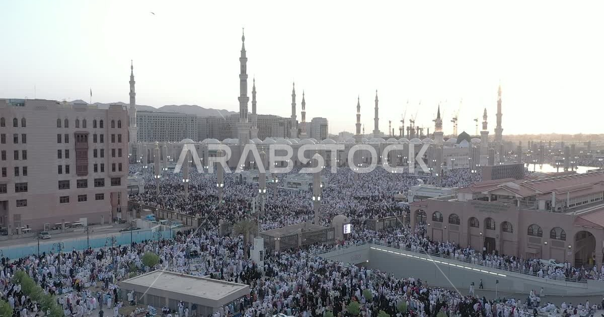 Muslims gathered in the courtyards of the Prophet’s Mosque in Madinah ...