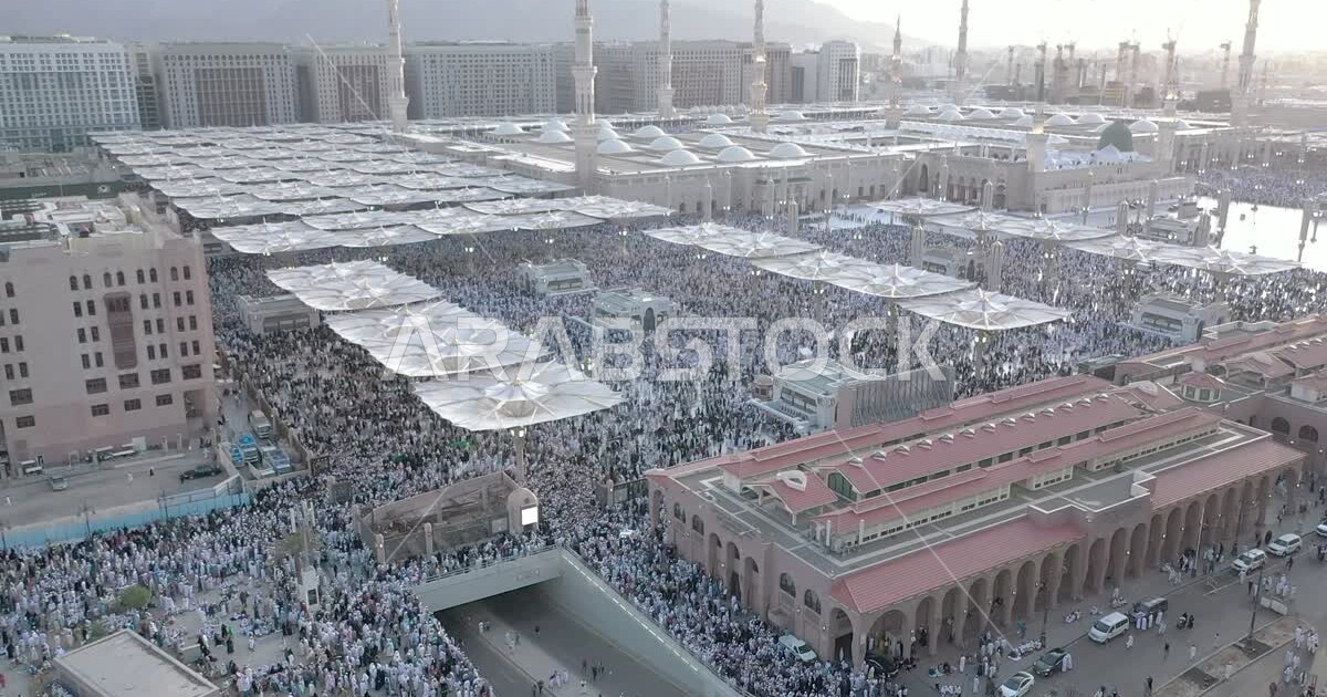 Muslims gathered in the courtyards of the Prophet’s Mosque in Madinah ...
