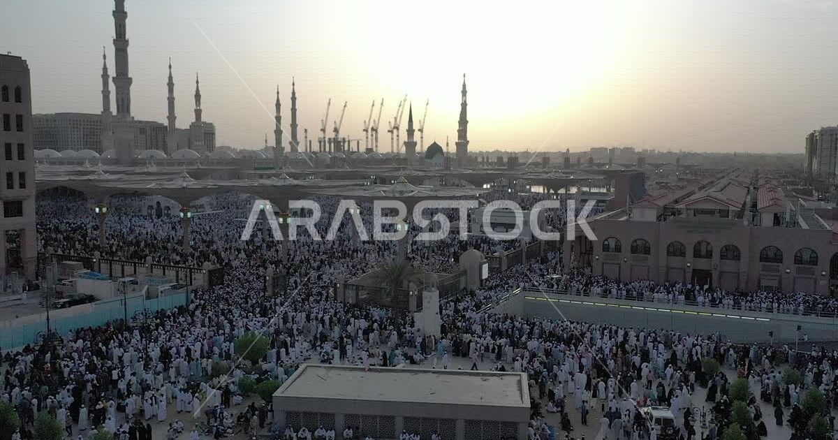 Muslims gathered in the courtyards of the Prophet’s Mosque in Madinah ...