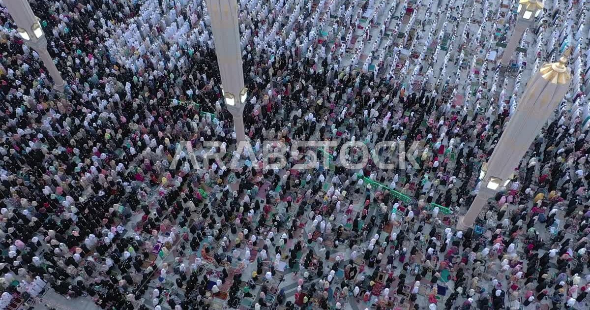Muslims gathered in the courtyards of the Prophet’s Mosque in Madinah ...