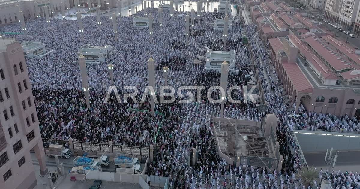 Muslims gathered in the courtyards of the Prophet’s Mosque in Madinah ...