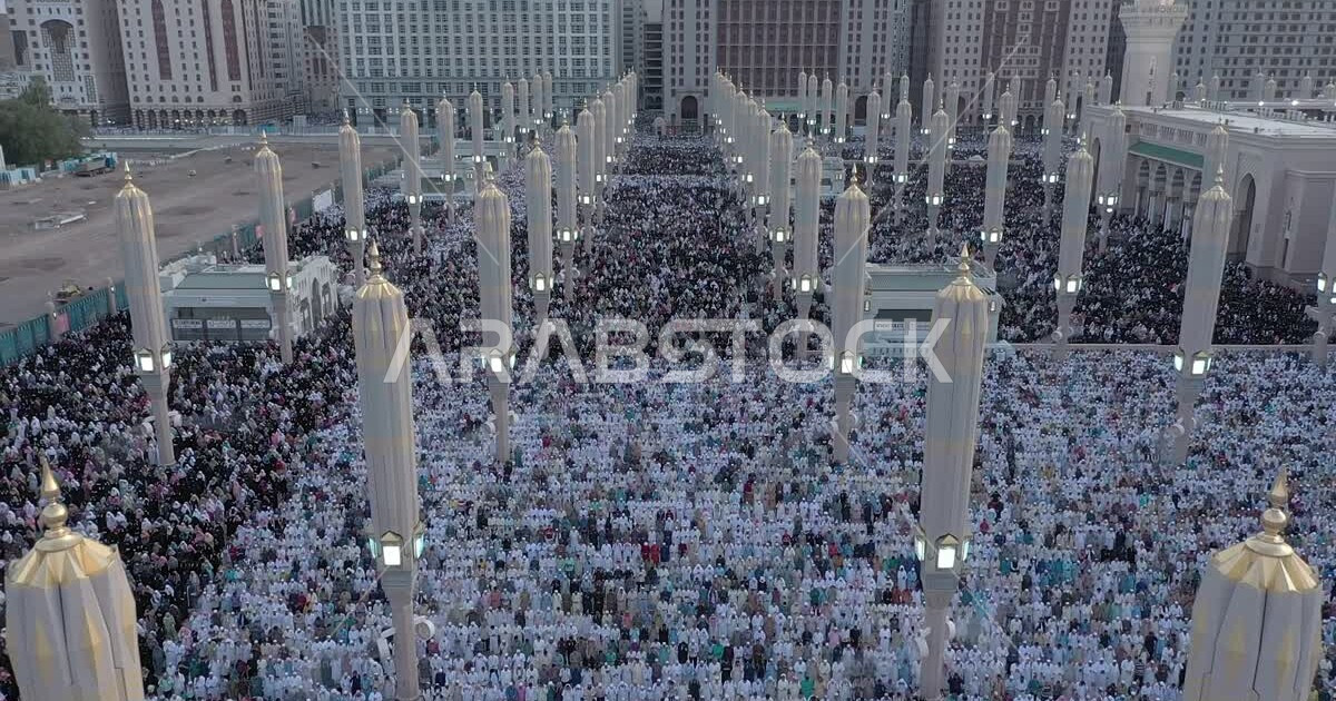 Muslims gathered in the outer complex of the Prophet’s Mosque in ...