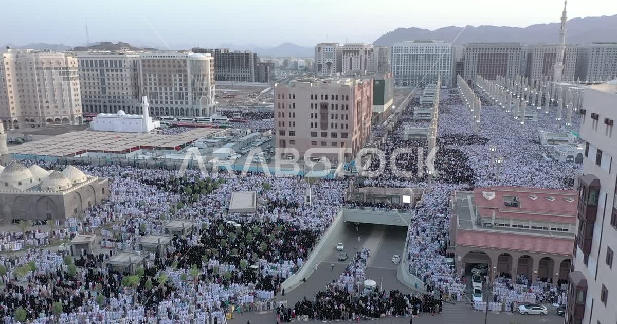 Muslims gathered in the courtyards of the Prophet’s Mosque in Madinah ...