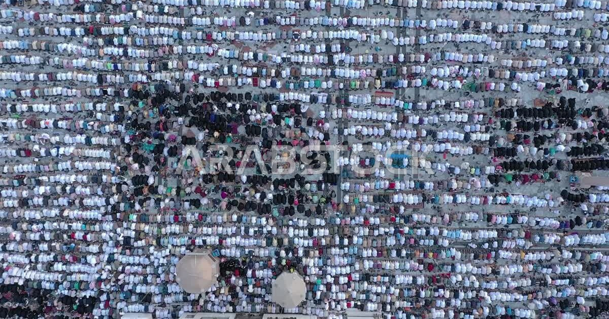 Muslims gathered in the courtyards of the Prophet’s Mosque in Madinah ...