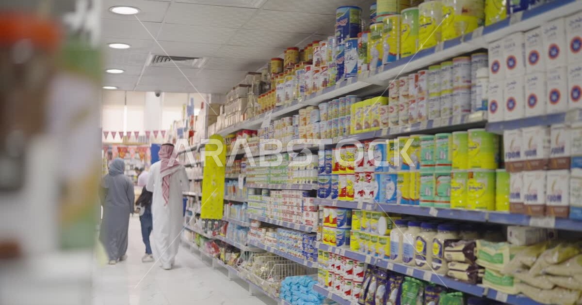A Saudi Arabian Gulf family in the supermarket, experiential signs of ...