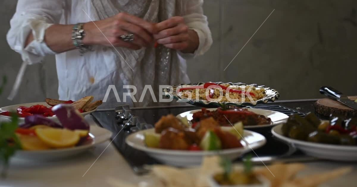 A Saudi woman who prepares food, prepares food and cooks a variety of ...