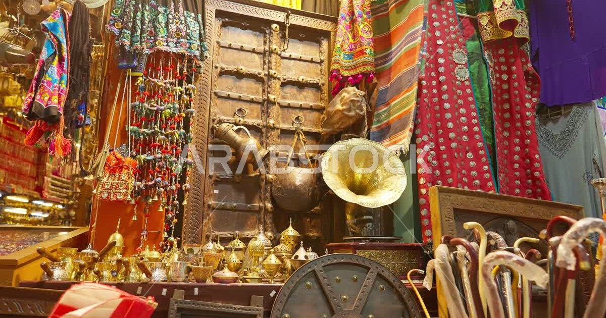 Heritage handicraft shops in Muttrah Souq, folklore, famous Oman ...