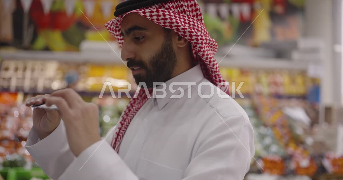 Cashier in food store, cashier payment, supermarket, paper currency ...